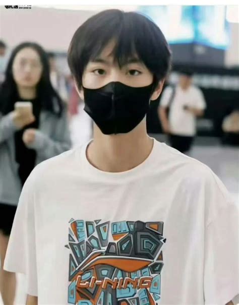 神似易烊千玺，李煜东已正式加入 Tf家族四代”，网友：等等，第二代是谁？腾讯新闻