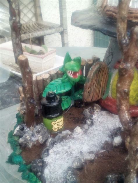Tinaja De Veneno De Serpiente Y Planta Carnívora Venus De La Casa De La Hechicera Madame