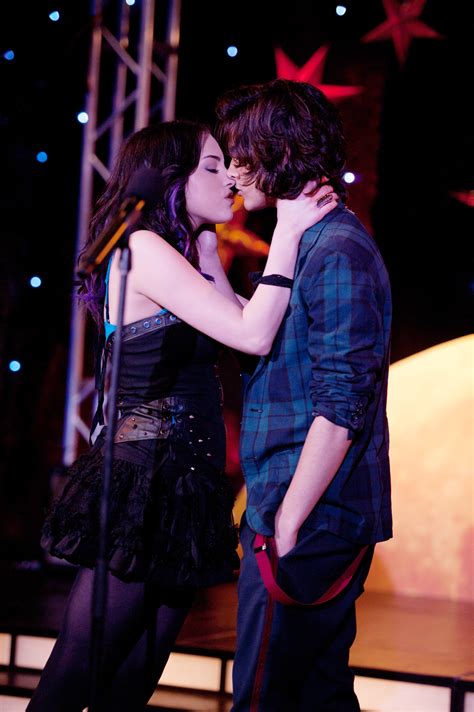 Avan Jogia And Elizabeth Gillies Kissing
