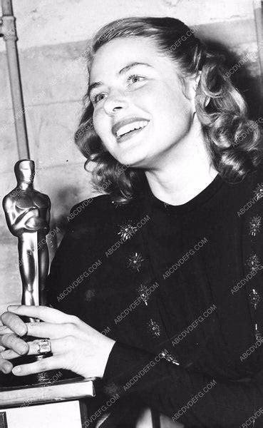 Ingrid Bergman Backstage At Academy Awards W Her Oscar Statue 1287 26