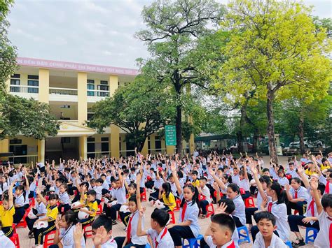 Tuyên Truyền An Toàn Giao Thông Trao Tặng Mũ Bảo Hiểm Cho Học Sinh