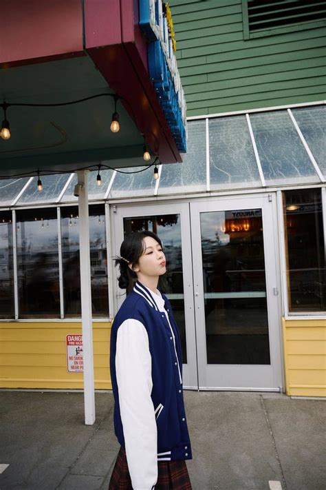 杨紫双丸子头造型可爱俏皮 开心比耶元气满满新浪图片