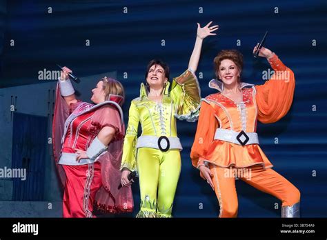 The 2002 Sydney Cast Of Mamma Mia Included Lisa Stokke As Sophie