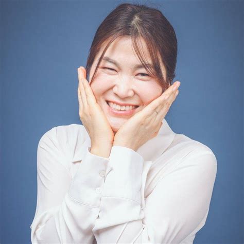 명절 상차림엔 늘 기름지고 묵직한 음식들이 가득하죠 갈비찜 전 잡채 맛있지만 몇 접시 먹다 보면 속이 더부룩해지기 마련이에요 이럴 때 곁들이면 입안을 싹~ 정리해