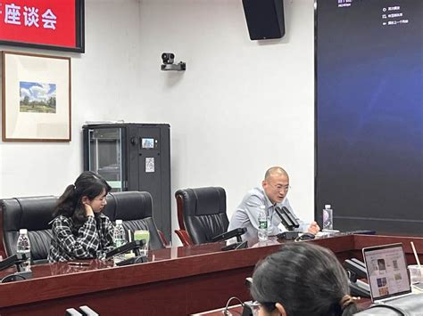 讲座回顾｜刘亚丁与王逸群开展四川大学核心通识课系列讲座 四川大学文学与新闻学院新闻学院、出版学院