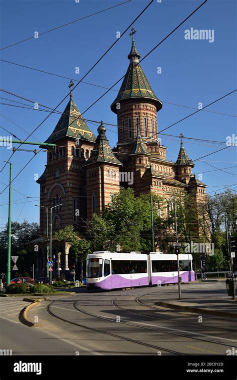 Rumänien Timis Timisoara Moderne Straßenbahn Die An Der Orthodoxen Kathedrale Der Stadt