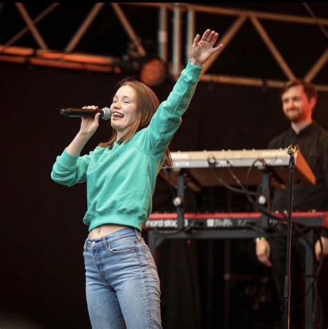 Sigrid On Stage Green Top And Blue Jeans R Sigridpicturegroup