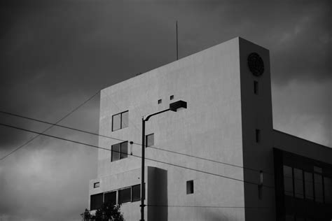 각진 디자인 간단하게 디자인하다 거리 장면 건물 건물 외관 건축 구름 낀 하늘 구조 기하학 구조 설계 그리드 라인 그림자 놀이 기하학적 기하학적 모양