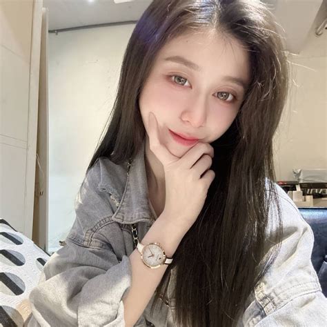 陳依 陳依 Added A New Photo