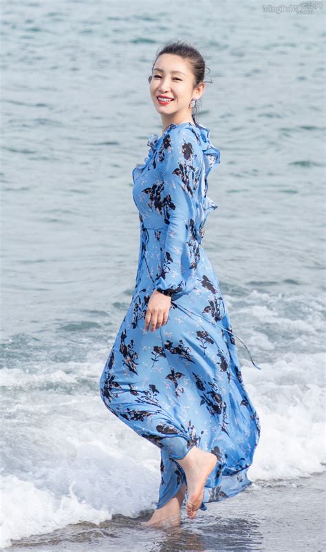 《中餐厅》第三季里秦海璐光脚丫在海边（14） 图片 名腿网