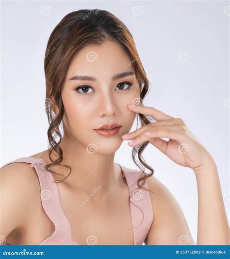 Cerrar A La Preciosa Joven Que Posa Gesto De Belleza Con Piel Limpia Y