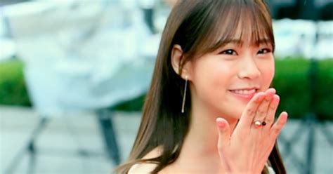 영상 한승연 오프숄더 드레스로 가녀린 어깨 노출