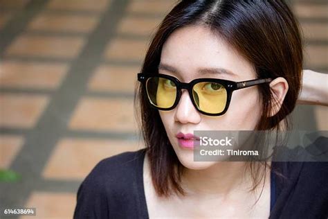 Thai Dewasa Kacamata Gadis Cantik Santai Dan Tersenyum Foto Stok