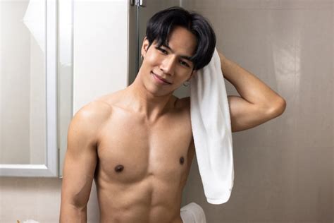 部屋で上半身裸のアジアのハンサムな男 Premium写真