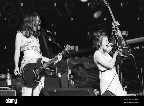 Nina Gordon Louise Post Veruca Salt Glastonbury Festival 1995 Singers And Guitarists Nina