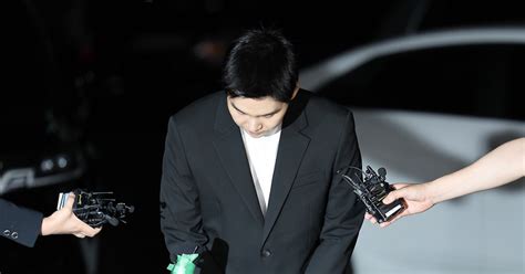 고개 숙여 사과하는 슈가