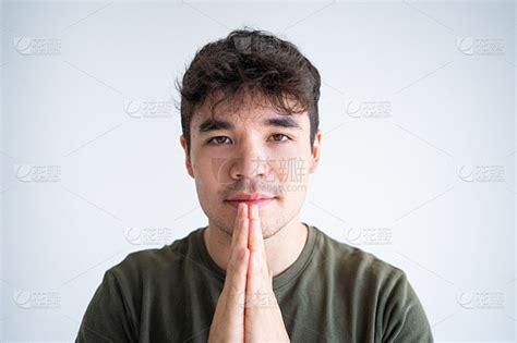 安静的帅哥沉思的特写