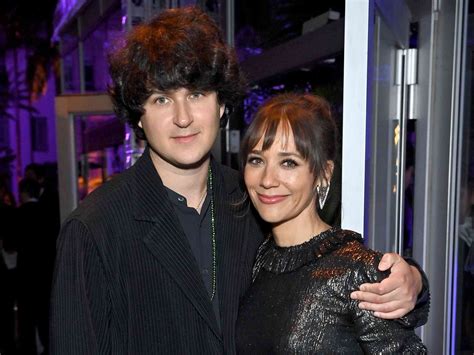 Rashida Jones Clarifies Shes Married To Ezra Koenig In The Eyes Of God
