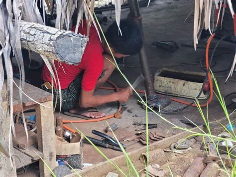 တပ်မဟာ ၇ တပ်ရင်း ၇၁၀ မှ လက်လုပ်လက်နက်များစမ်းသပ်ထုတ်လုပ်နေသည့် မြင်ကွင