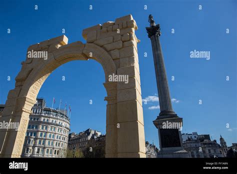 London Uk 19th April 2016 A Two Thirds Scale Model Replica Of The Two Millennia Old Arch Of