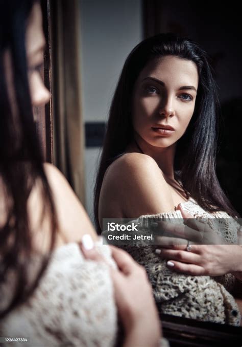 Gadis Yang Menarik Berdiri Di Depan Cermin Potret Wanita Muda Yang