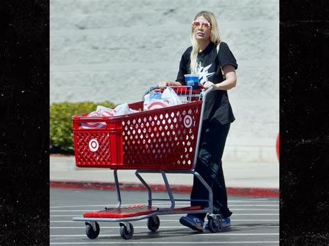 Tori Spelling Says Shes Better On Her Own Amid Dean Mcdermott Split