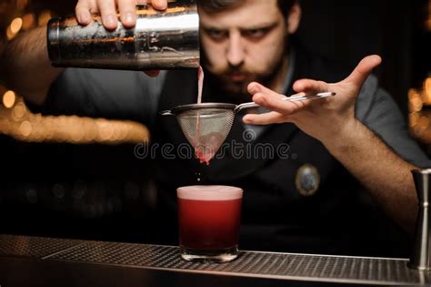 Barmixer Mit Einem Bart Der Ein Glattes Rotes Cocktail Durch Das Sieb
