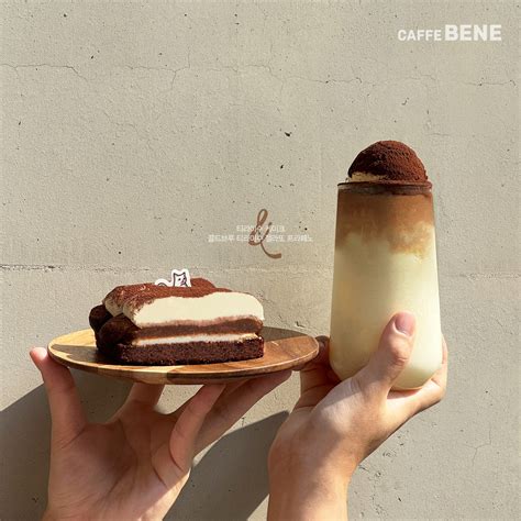 카페베네 공식 인스타그램 𝙉𝙀𝙒 ⠀ 짧은 가을을 즐기는 방법🍂 ⠀ ⠀ 색다른 밀크티 라떼가 생각나면 부드러운 루이보스 크림이 올라간 무카페인 크림