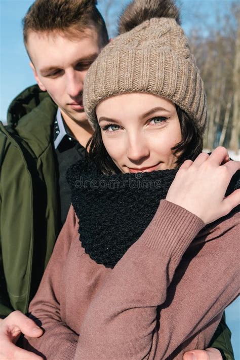 Junge Paare In Der Liebe Die Im Park Am Sonnigen Tag Des Winters