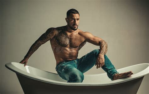 Hombre Macho Y Sensual En El Baño Hombre Fuerte Musculoso Y Tatuado