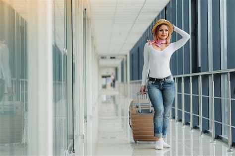 Femme Noire Avec Valise à Laéroport Photo Gratuite
