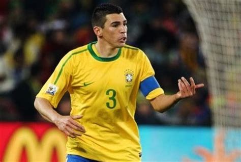 Ex Capitão Da Seleção Brasileira Lúcio é Internado Após Sofrer Queimaduras