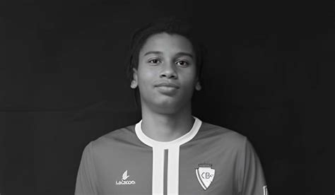 Jogador De Futebol Jorge Saraiva Parte Aos 17 Anos