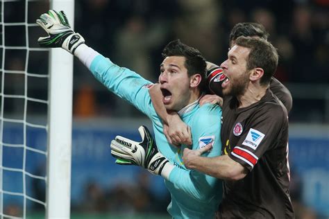 Zweite Liga St Pauli Torwart Tschauner Trifft Per Kopf Der Spiegel