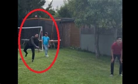 شلوار قمیض میں ملبوس خاتون کی یونس خان کی بولنگ پر بیٹنگ، بہت اچھا ٹائم کیا‘ Urdu News اردو