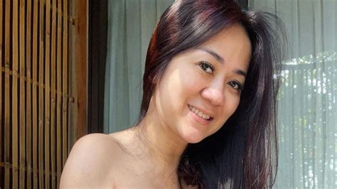 3 Foto Tante Erni Masih Polos Tanpa Make Up Tetap Happy