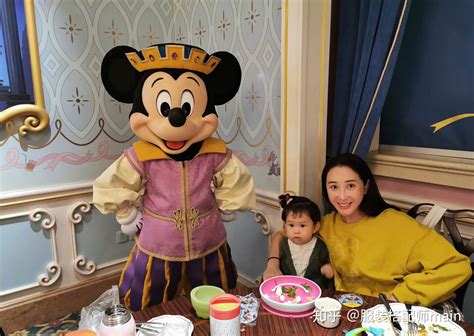 严宽一家三口游迪士尼，夫妻二人打扮休闲，女儿扎冲天辫萌态十足 知乎