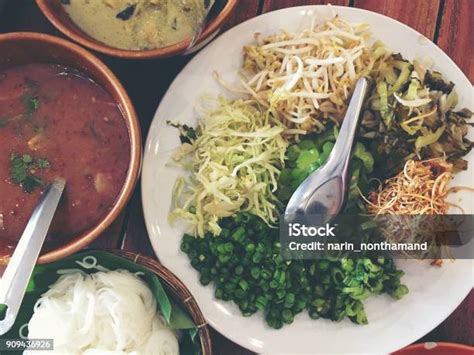 Berbagai Sayuran Lokal Memiliki Dengan Mi Beras Kari Dan Mencampur Banyak Jenis Saus Untuk Mi