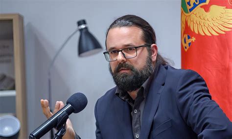 Andrej Nikolaidis Ravno U Metu Seoski Teatar Trojke Dodika Doveli Na