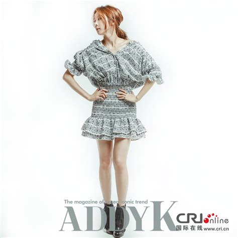 李清娥低胸衣晒性感乳沟 眼神冷酷掐腰秀s曲线 2 中国日报网