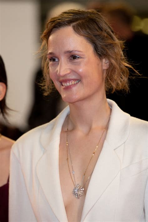 Vicky Krieps Rares Confidences De Lâme Soeur De Gaspard Ulliel Sur Ses Enfants Le