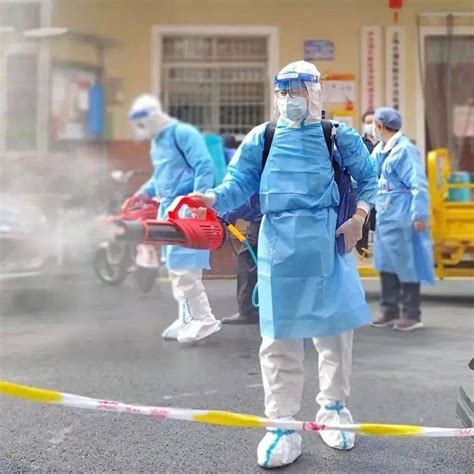 确保不遗漏无死角！ 消毒战士”们在行动进行楼道洋泾街道