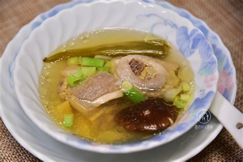 金沙筊白筍│鹹蛋炒茭白筍，金沙美人腿，鹹香鮮甜的茭白筍料理 露老爸and露瑪