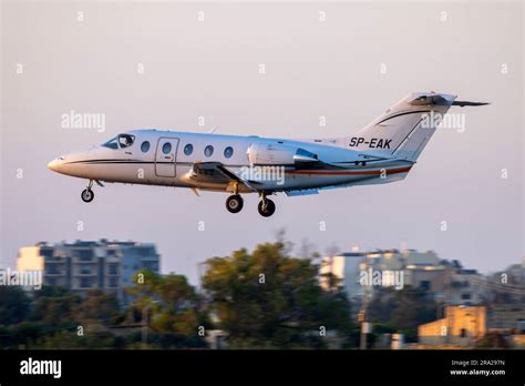 Hawker Beechcraft 400xp Reg Sp Eak On Finals Just As The Sun Is Setting On The Horizon Stock