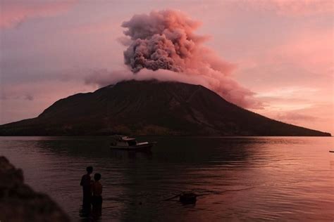 Indonesia On Highest Alert As Sulawesi Volcano Continues To Erupt