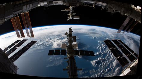 지구를 바라보는 우주정거장 국제 우주 정거장 사진 궤도 위성 배경 일러스트 및 사진 무료 다운로드 Pngtree