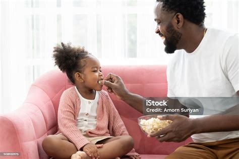 Foto De Pai E Filha Comendo Lanche Juntos Em Casa Feliz Pai