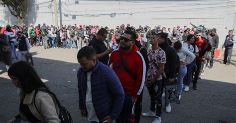 Hasta Mil 500 Migrantes De Otros Países Abarrotan Oficinas De La Comar