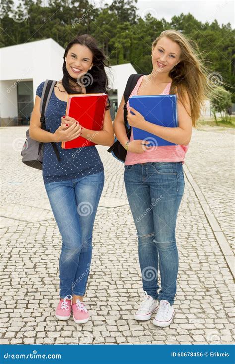 Hogere Meisjes 2 Van De Middelbare School Stock Foto Image Of Rugzak Buiten 60678456
