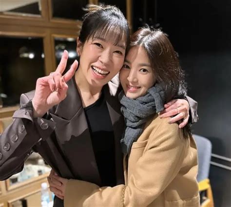 《黑暗荣耀》售后！宋慧乔现身试映会为廉惠兰加油助威，紧抱一起 知乎